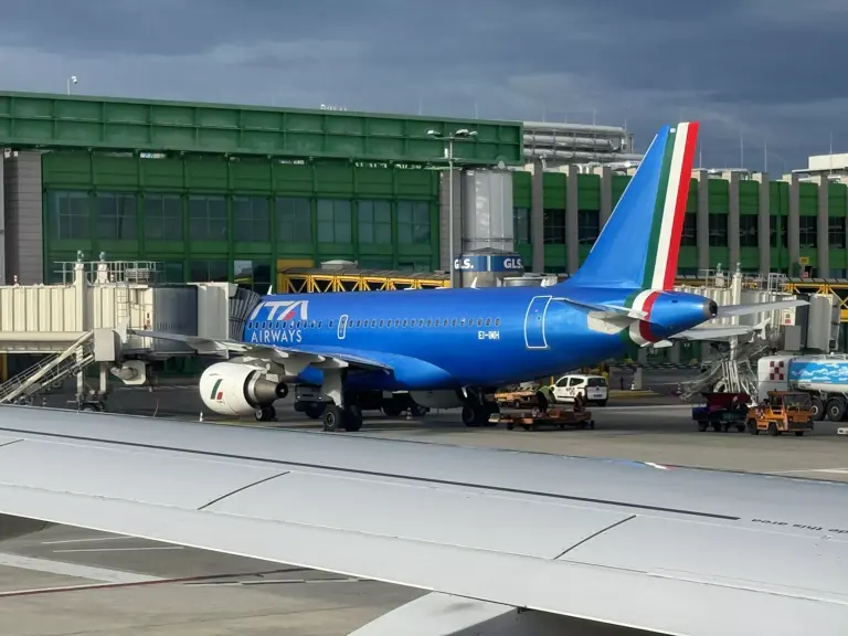 Anche ITA Airways dice stop ai powerbank a bordo: cosa cambia