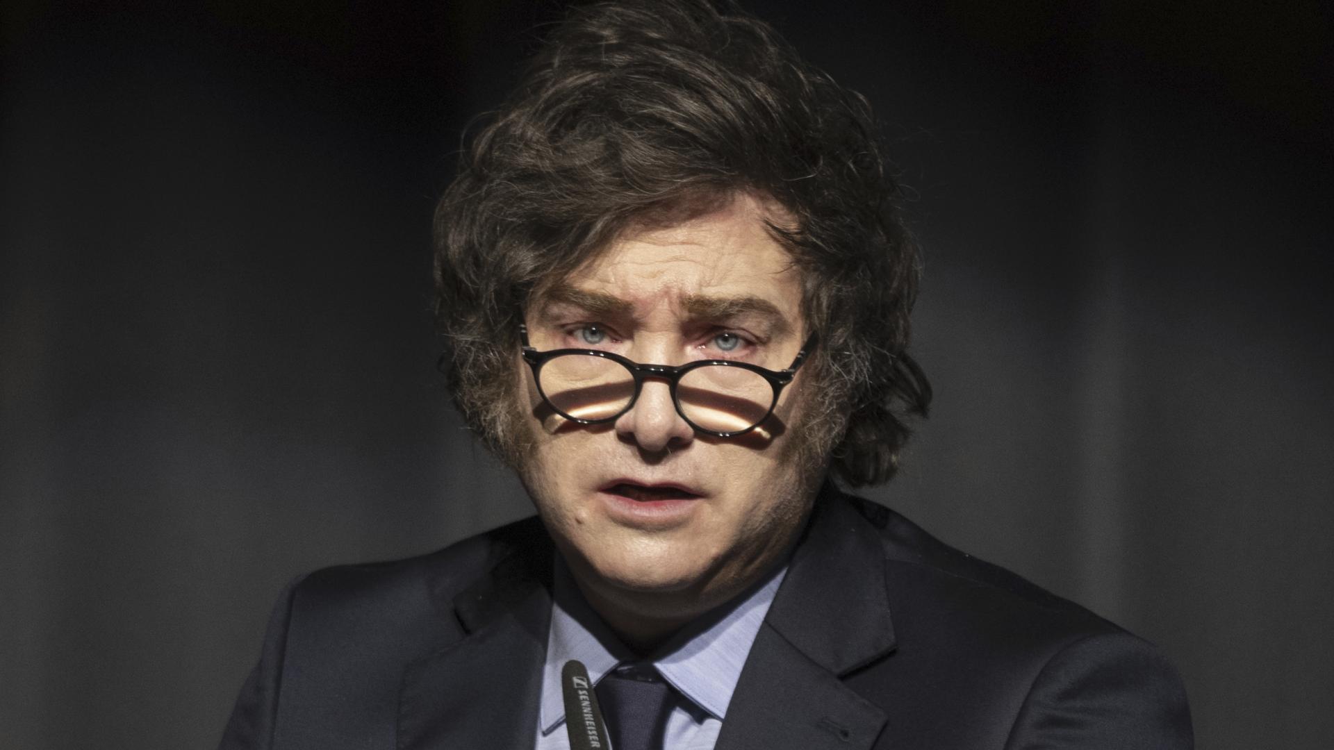 Milei recupera los términos "imbéciles" y "débiles mentales" para ...