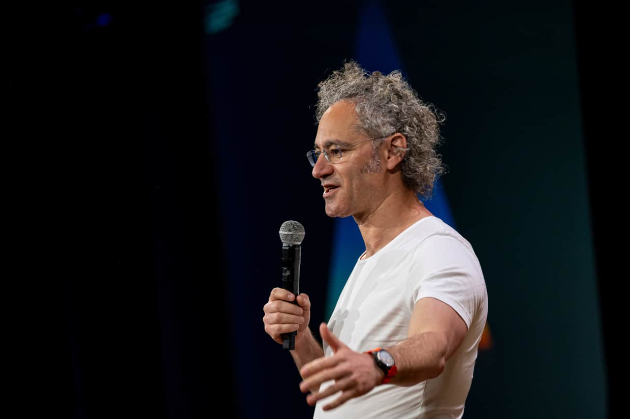 Palantir CEO Says the Company Is a ‘Software Juggernaut.’ This Analyst ...