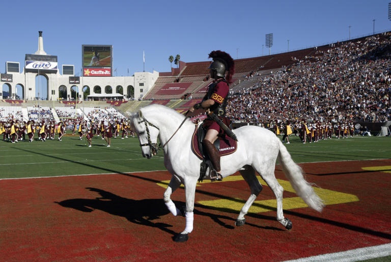 USC football countdown to kickoff—Bruce Luizzi in focus