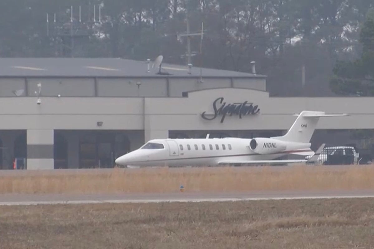 Armed teen demands plane at Arkansas airport before hero pilot stops ...