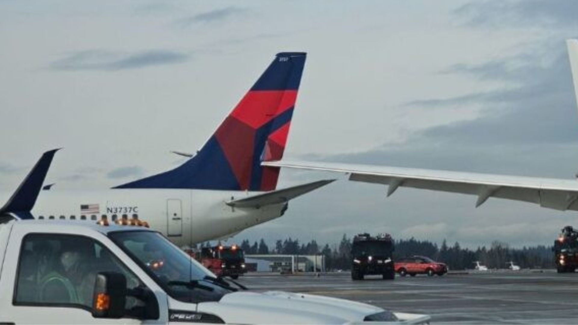 Japan Airlines plane smashes into Delta jet’s tail at Seattle airport ...