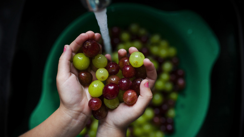 What's The Best Way To Wash Off Grapes?