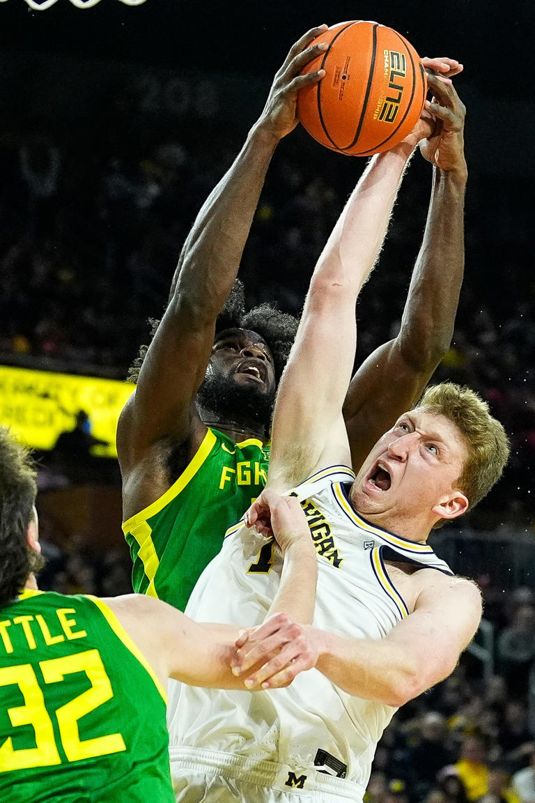 Michigan basketball quacks up Oregon Ducks, 80-76, completes sweep of ...