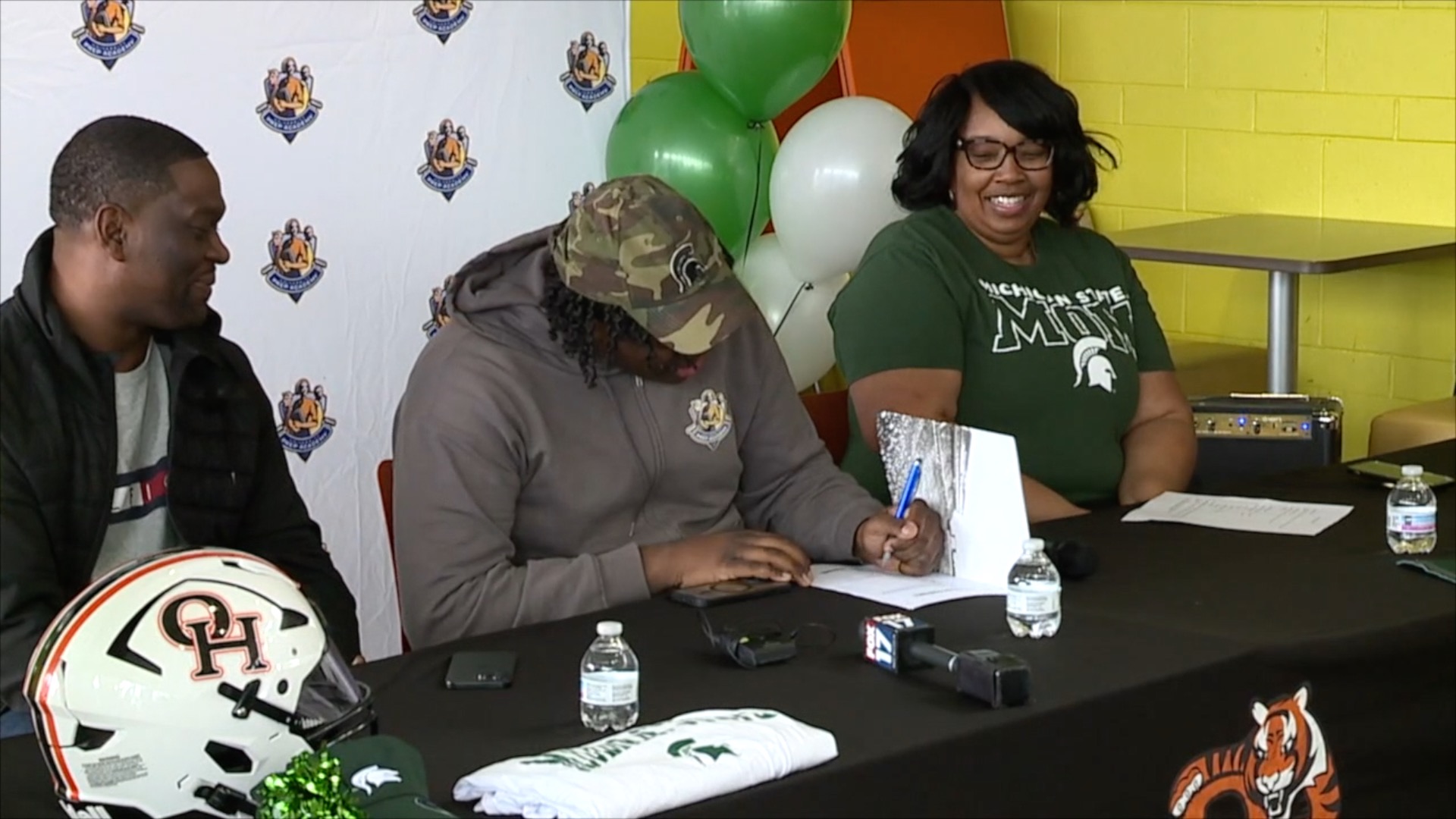 Ottawa Hills offensive lineman Rashawn Rogers signs to play at Michigan ...