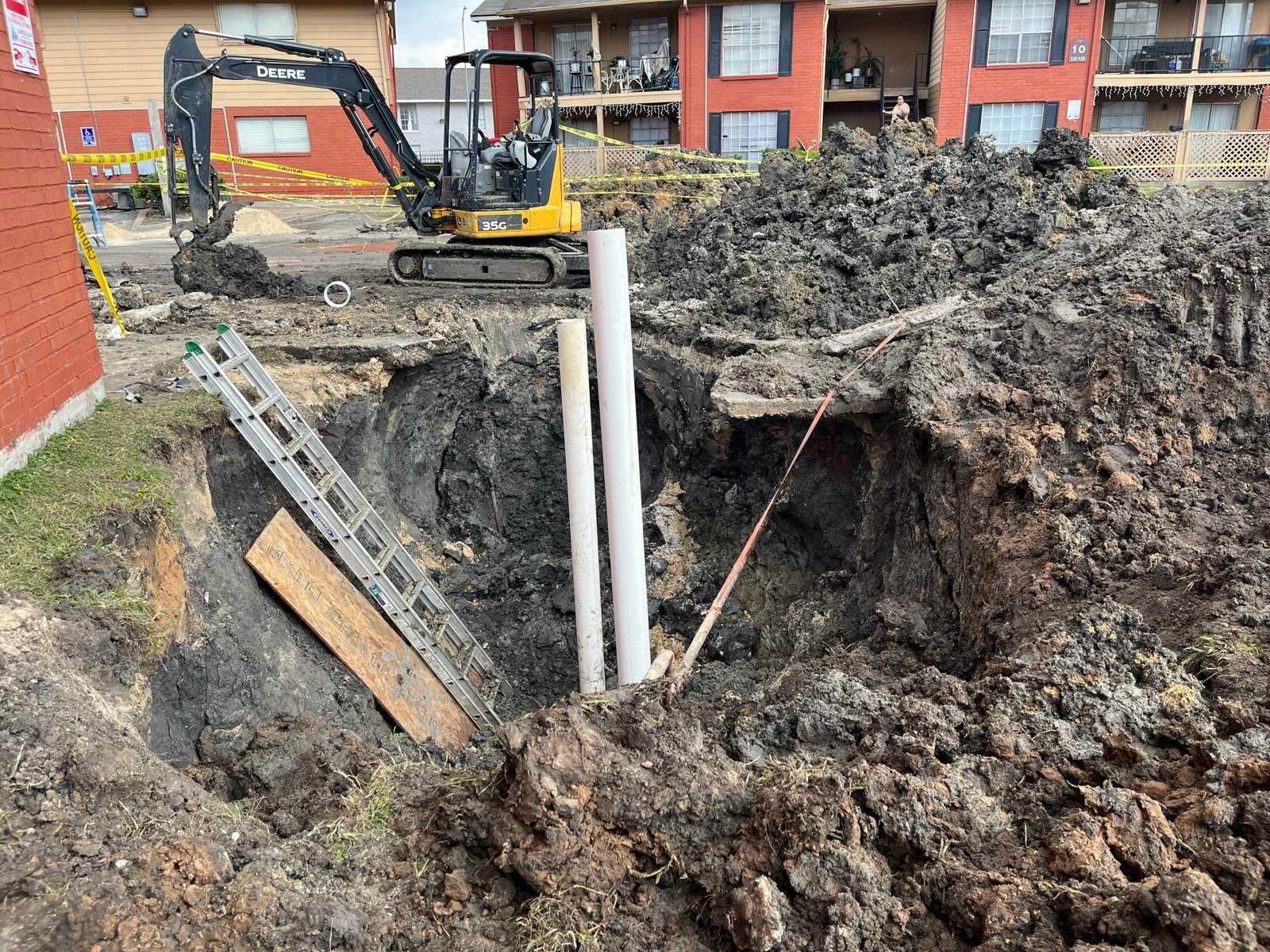 Construction worker dead in trench collapse at southwest Houston ...