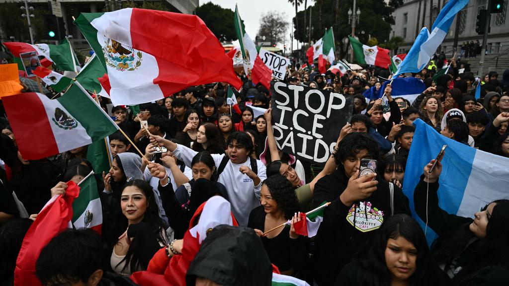 Protests against immigration crackdown continue in Los Angeles for a ...