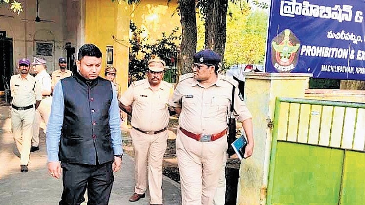 AP Excise Commissioner reviews Machilipatnam, Vuyyuru stations, extends ...