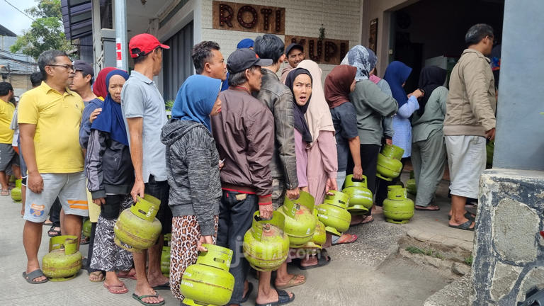 Bey Machmudin Pastikan Tidak Ada Lagi Kelangkaan Elpiji 3 Kilogram di Jabar Bey Machmudin Pastikan Tidak Ada Lagi Kelangkaan Elpiji 3 Kilogram di Jabar