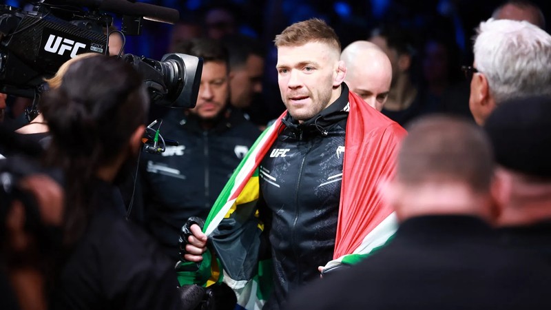 Mzansi reacts to Dricus du Plessis’ Trump supporter antics at UFC