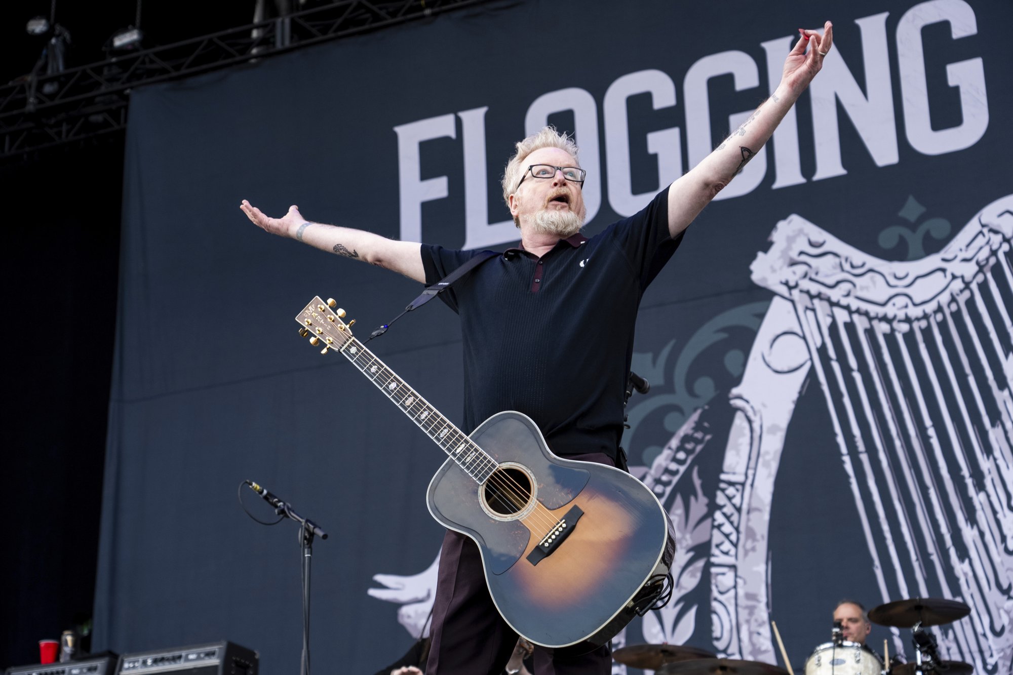 Flogging Molly-zanger aan het herstellen van hersenbloeding en coma