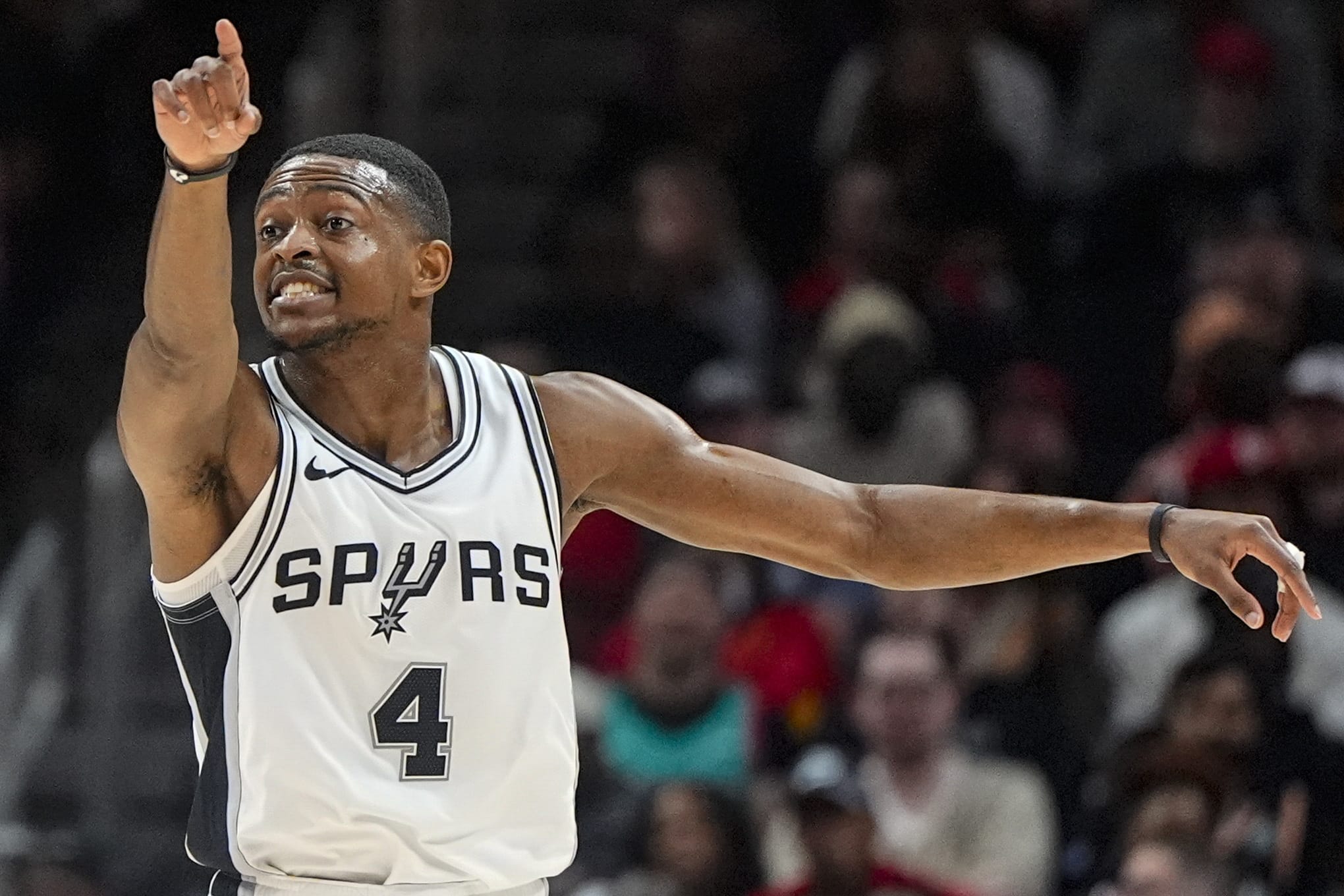 NBA: De’Aaron Fox stars in debut, helping Spurs edge Hawks