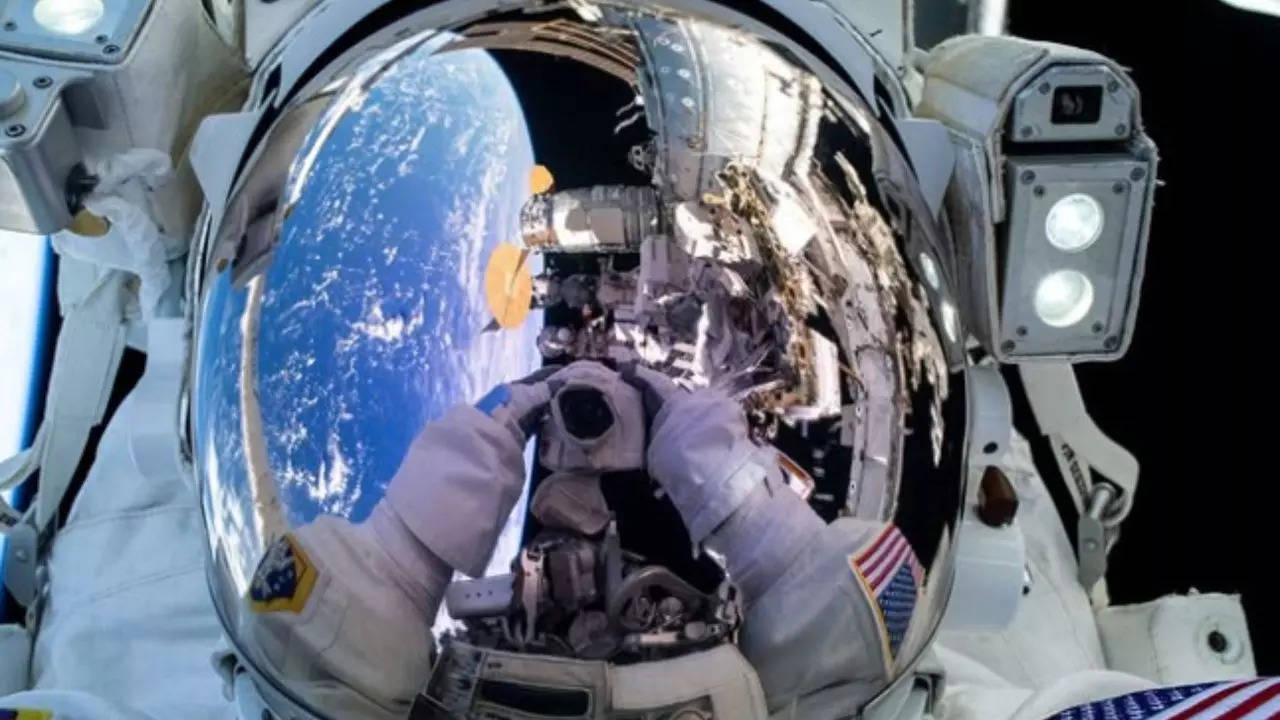 Sunita Williams captures an incredible spacewalk selfie 423 km above ... Sunita Williams captures an incredible spacewalk selfie 423 km above ...