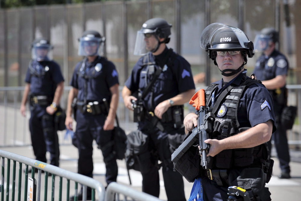 Agenci FBI wykonujący rozkazy w sprawach dotyczących ataku na Kapitol w ...