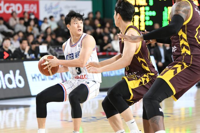 6위가 코앞인데…답답한 KCC, 4연패 수렁