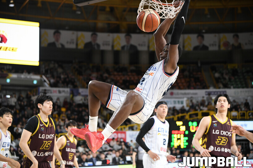 [프로농구화보] 타마요 21점, 마레이 18점 12리바운드 LG, KCC에 90-80 승리