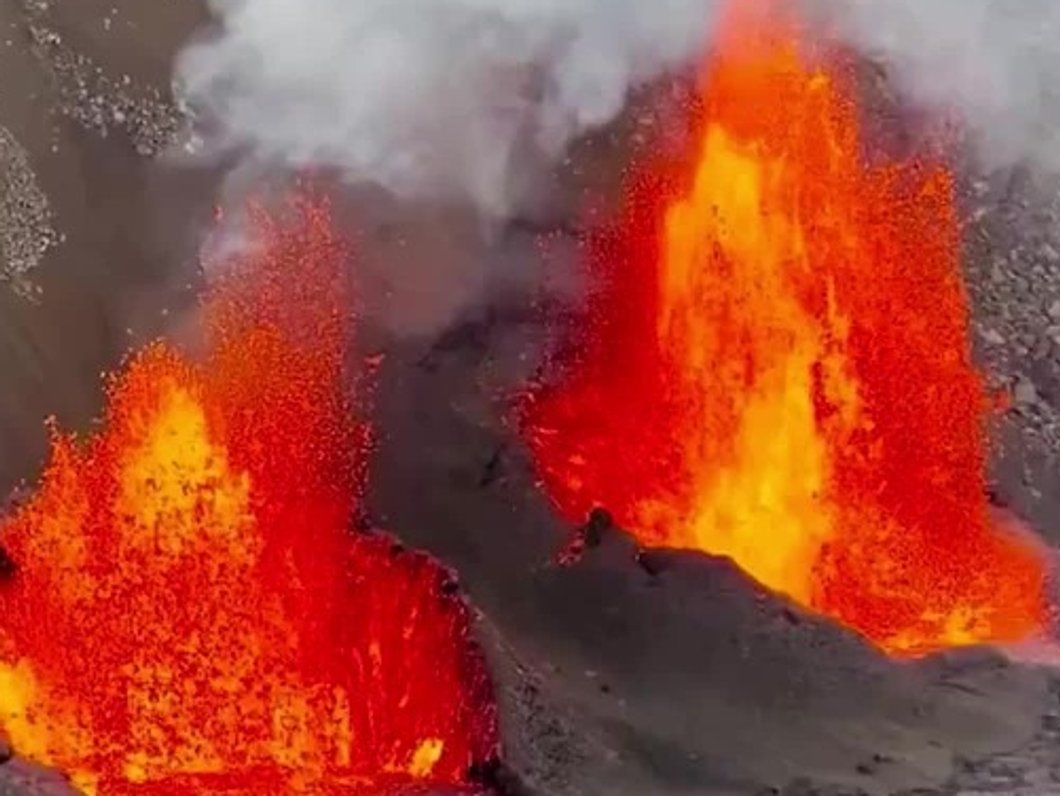 Volcano on Hawaii shoots lava over 70 meters high
