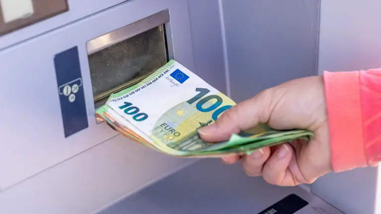 Vanaf dit bedrag moet je contant geld opgeven bij de Belastingdienst