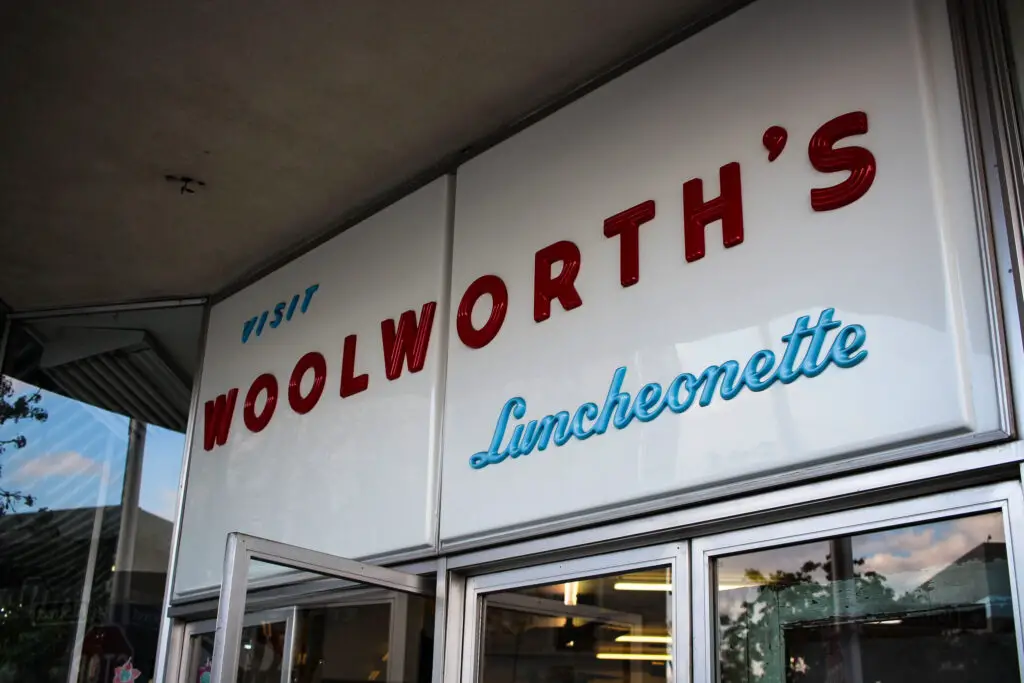 13 Insanely Popular Chain Stores from the ’60s and ’70s That No Longer ...