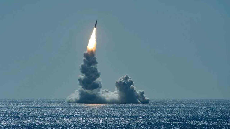 Trident II : le missile nucléaire de la guerre froide subit une ...