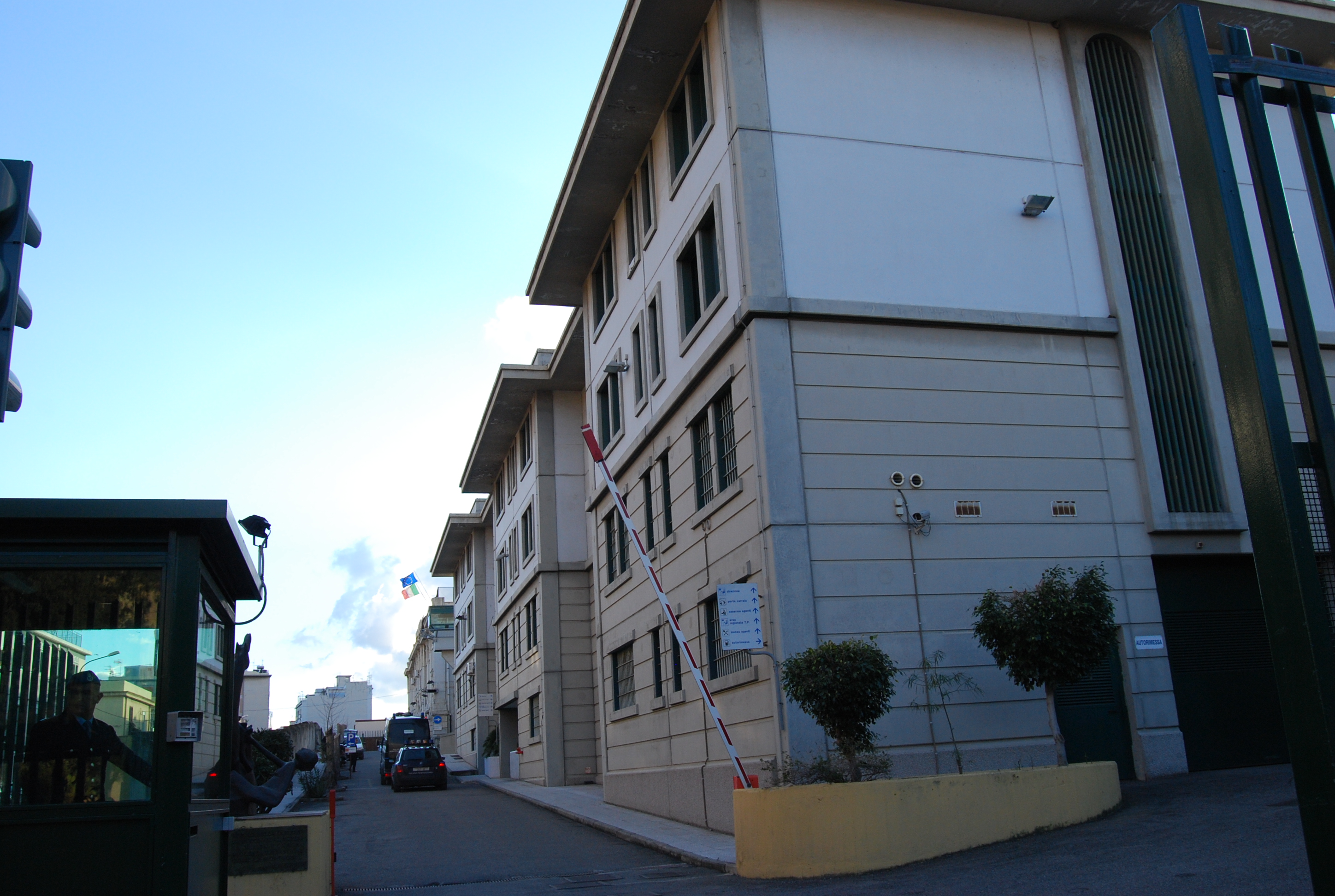 Violenza a Gaggi: picchia e minaccia di morte la compagna davanti al ...