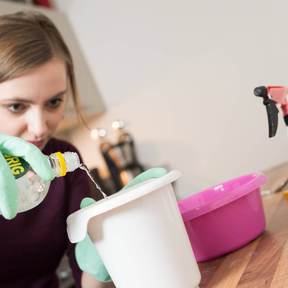 Natron mit Säure mischen? Dieser Abflusstrick ist Unfug