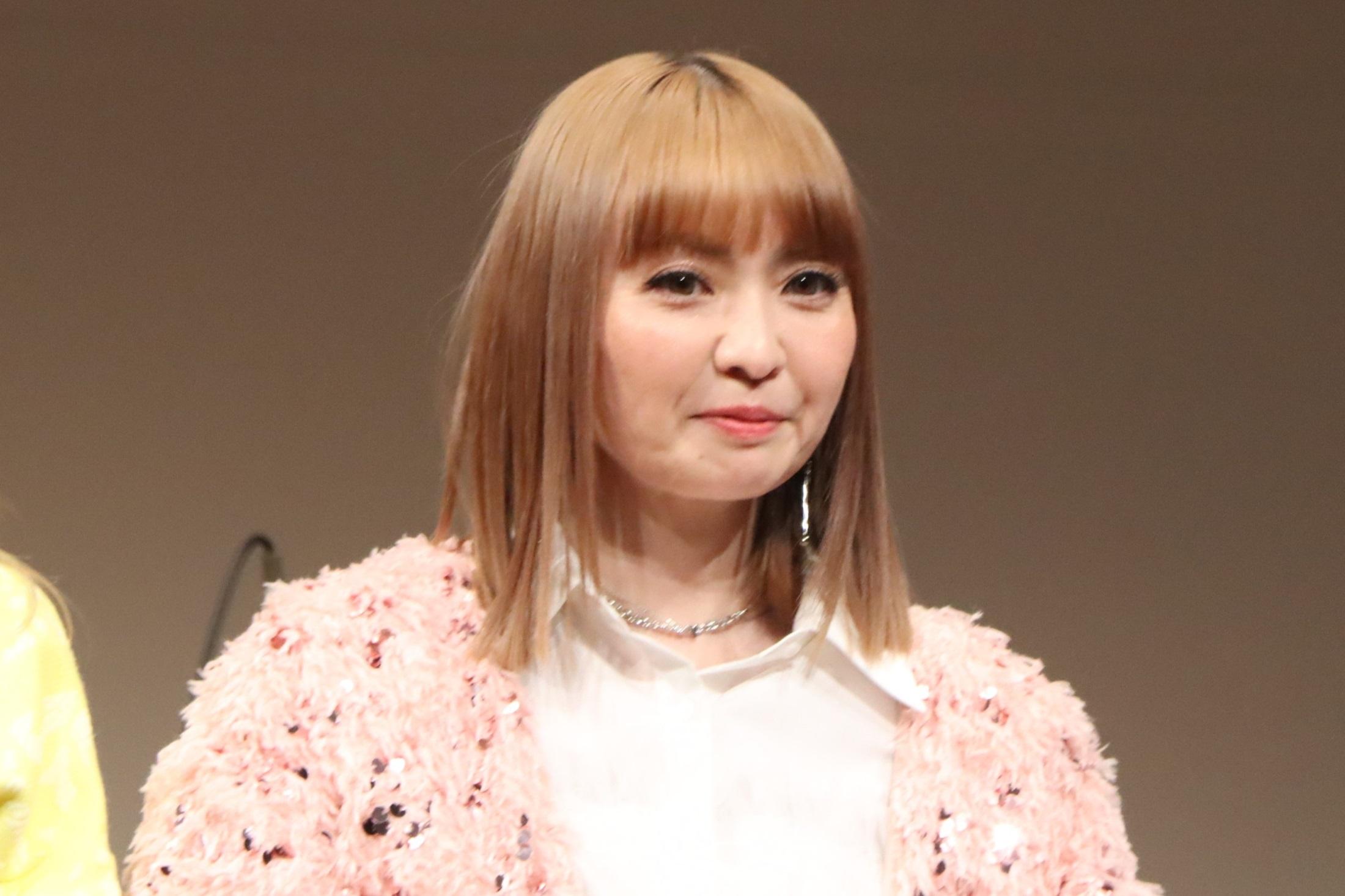 ＜MAX・MINA＞トップスインで脚長コーデ フェザーニットで可愛く華やかに