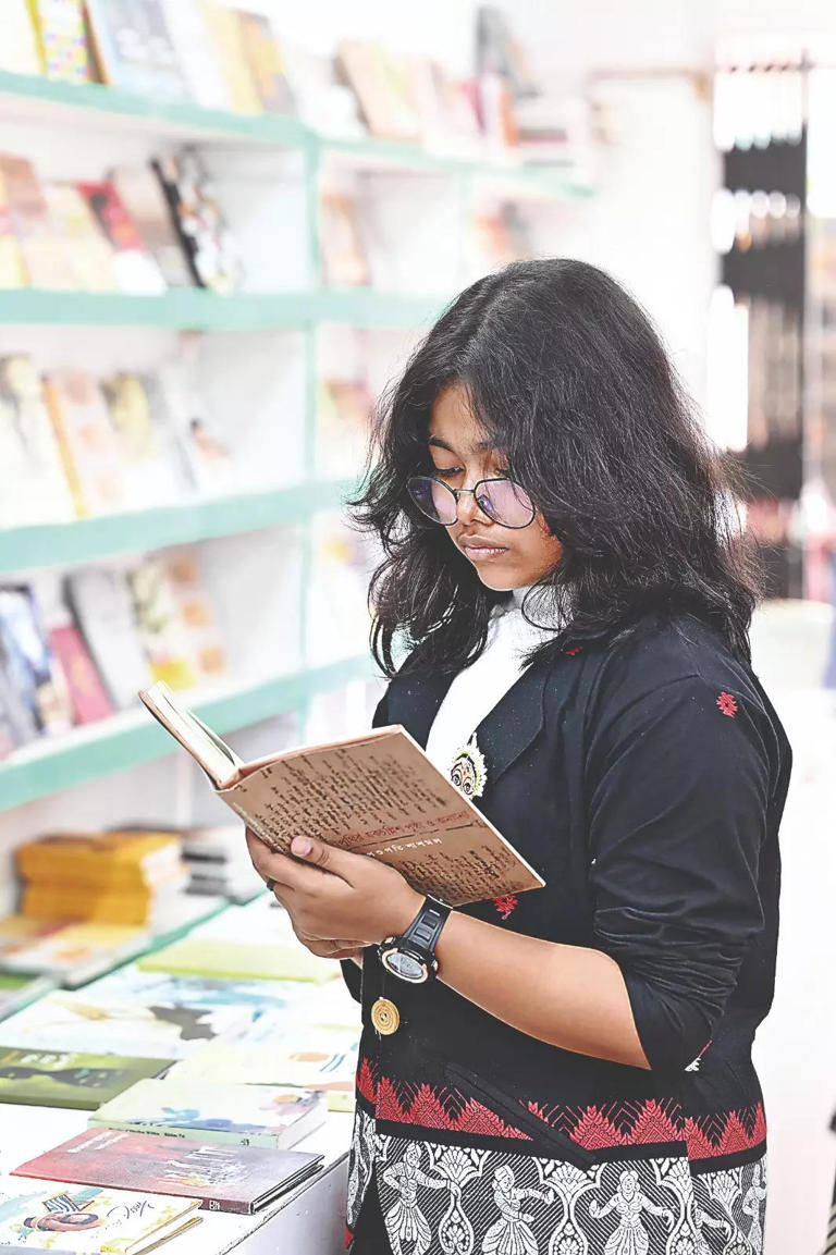 Flipping through the pages at Boimela