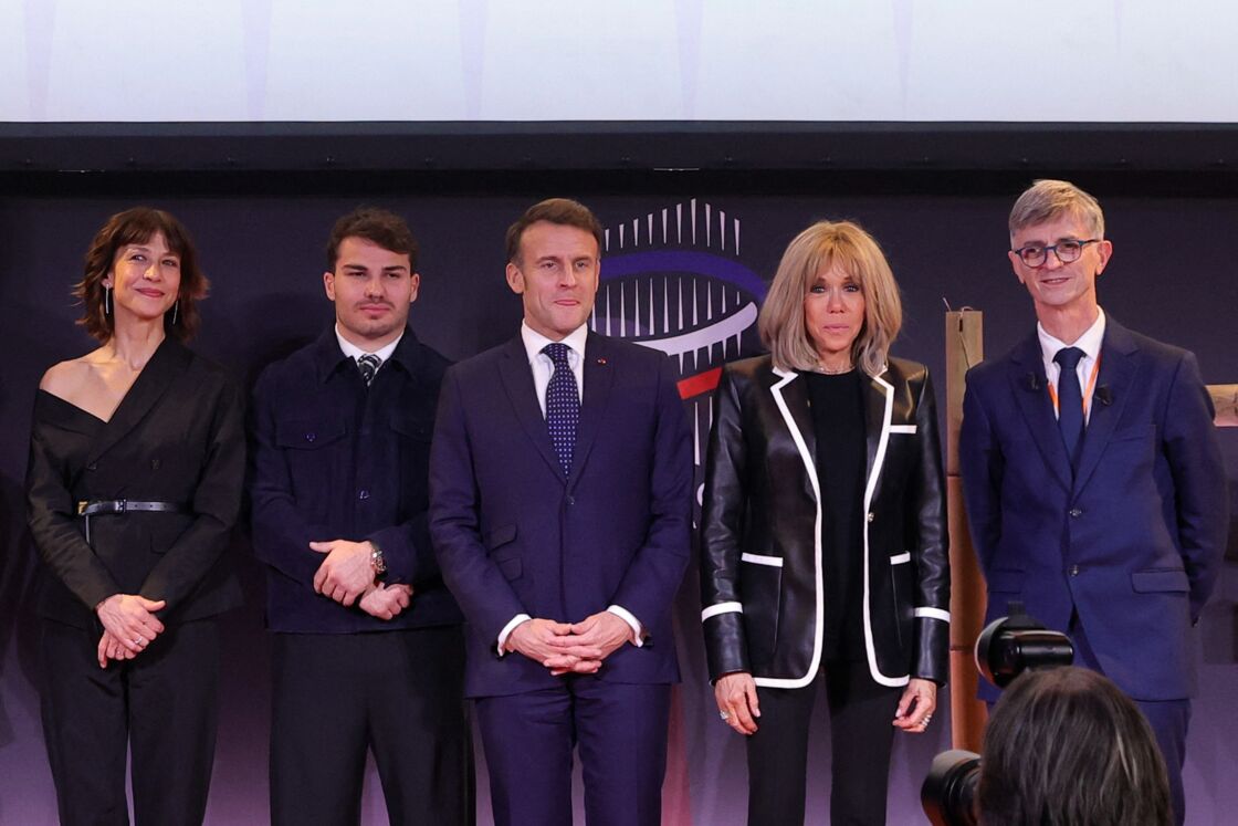 Dans une veste en cuir bicolore ultra tendance, Brigitte Macron fait ...