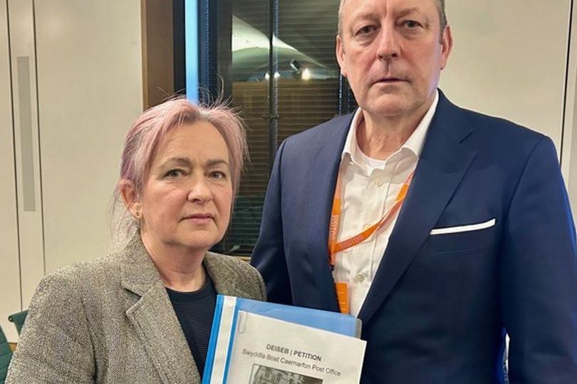 'No decision' on future of Caernarfon Post Office as petition handed over