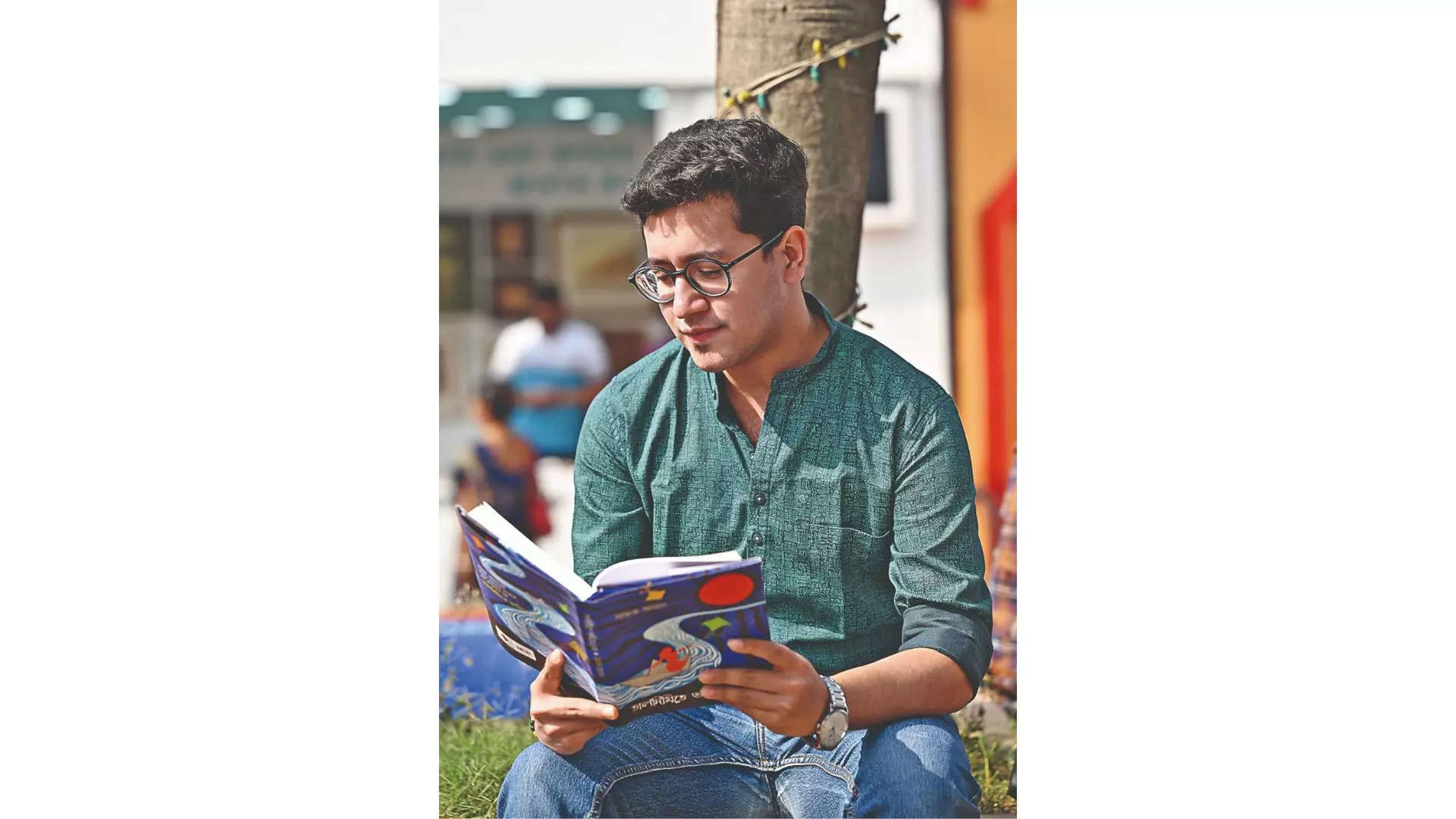 Flipping through the pages at Boimela