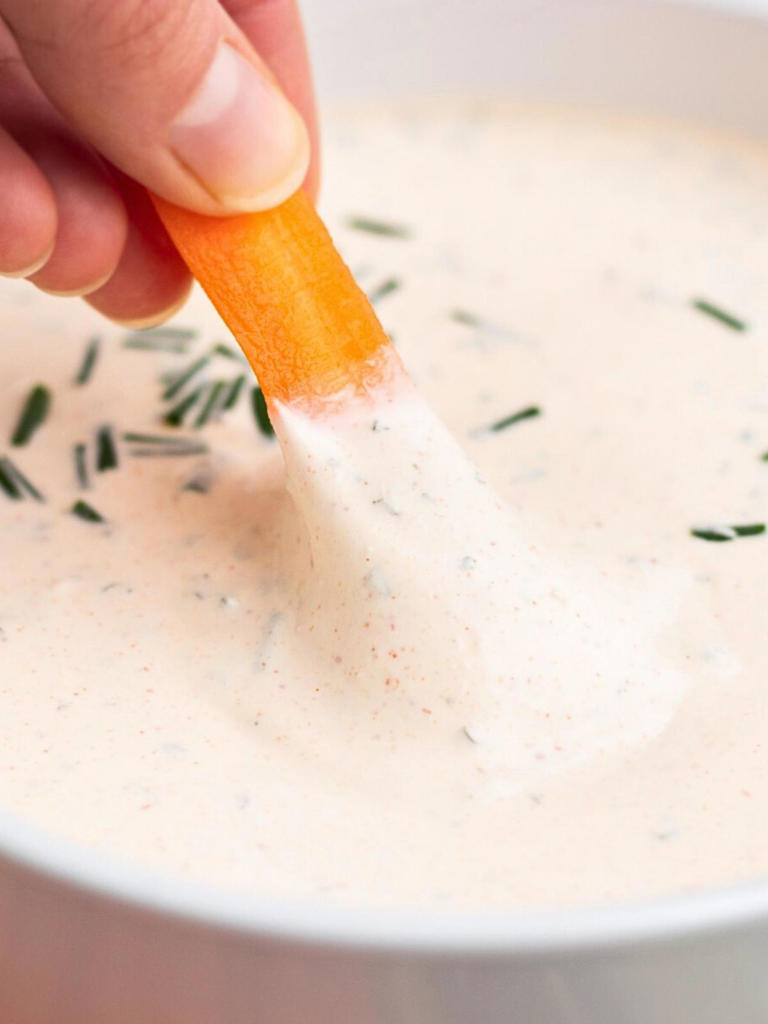 Quick Creamy Sour Cream Dip: Your 5-Minute Snack Hero!