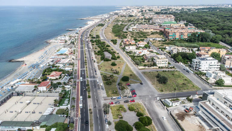 Sigilli alla spiaggia libera SPQR, chiosco sequestrato. Quali servizi ...
