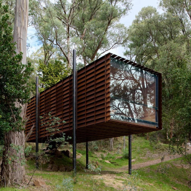 Robbie Walker covers Sawmill Treehouse in Australia with slatted steel