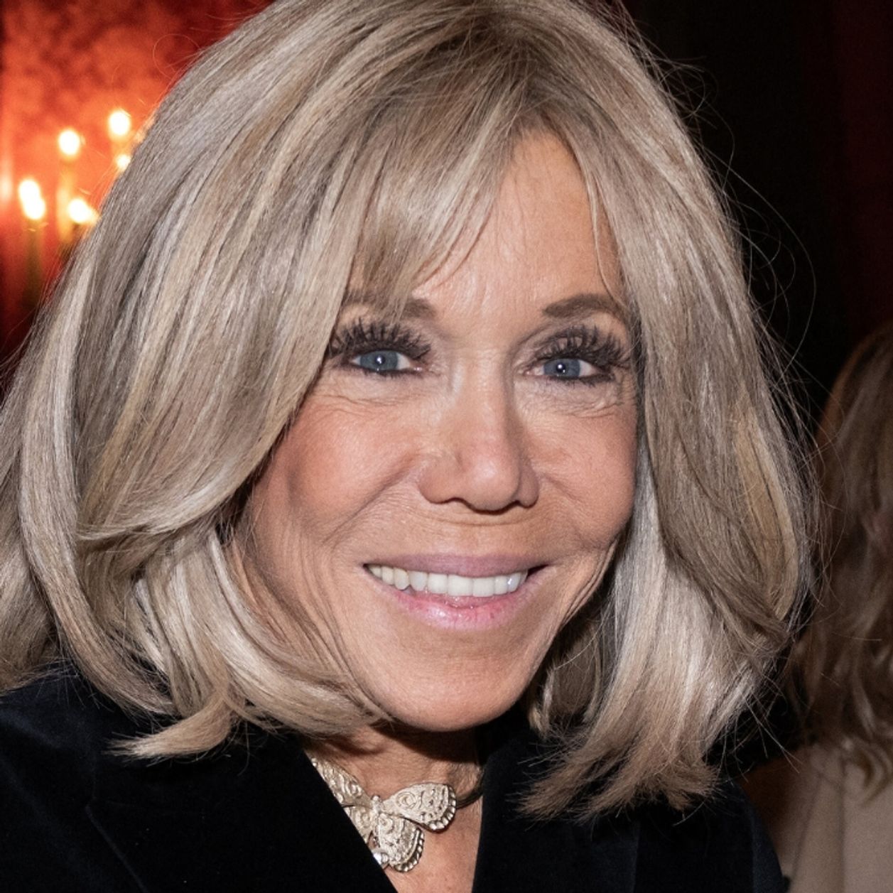 Brigitte Macron dans un look rock en cuir joue la DJ et s'éclate aux ...