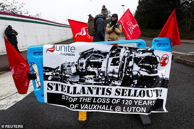 Vauxhall owner reaffirms closure of Luton van factory within months