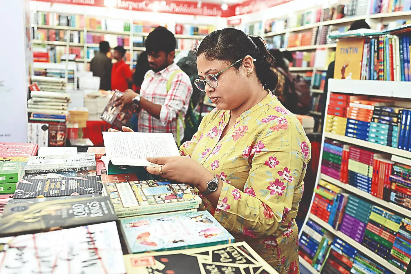 Flipping through the pages at Boimela