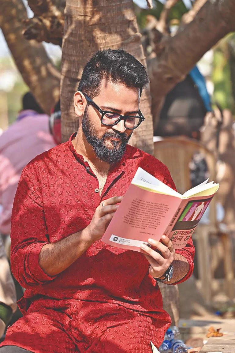 Flipping through the pages at Boimela