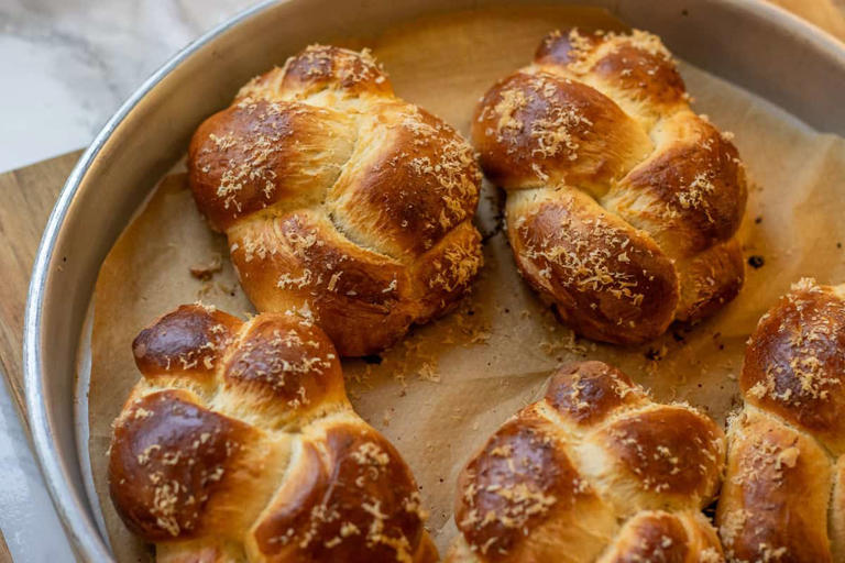 Paskalya Çöreği (Tsoureki) - Easter Bread