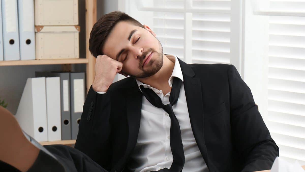 15 Signs You're the Lazy One Your Co-Workers Are Talking About