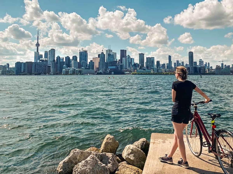 Solo Travel In Toronto (Ultimate Guide!)