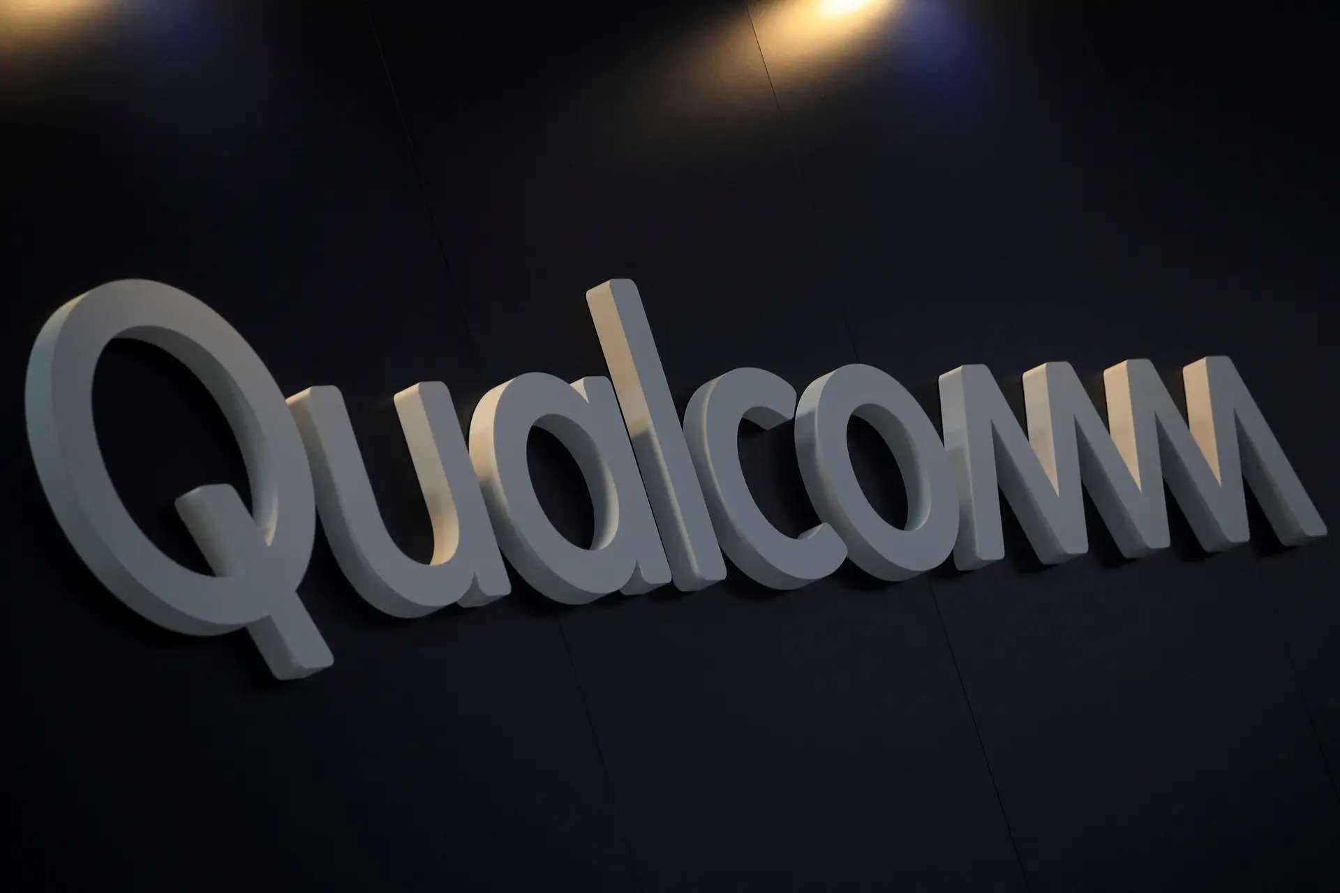 Qualcomm shares fall 5% on downbeat forecast for licensing business
