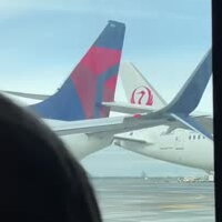 Aereo atterra a Seattle e colpisce coda di un Boeing pronto al decollo