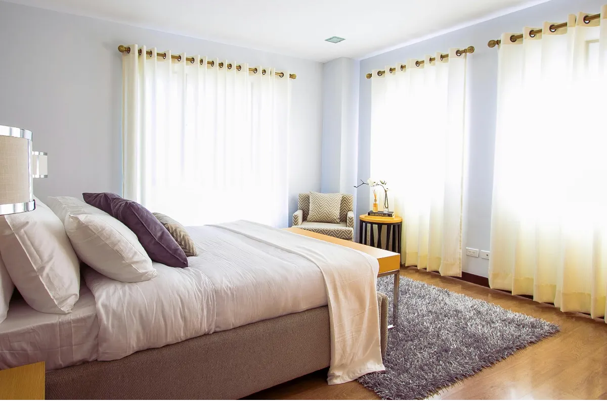 Small bedroom layouts that feel spacious