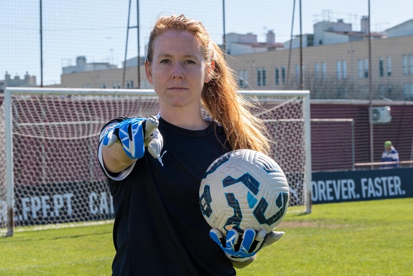 Emily Dolan oficializada na baliza do Damaiense