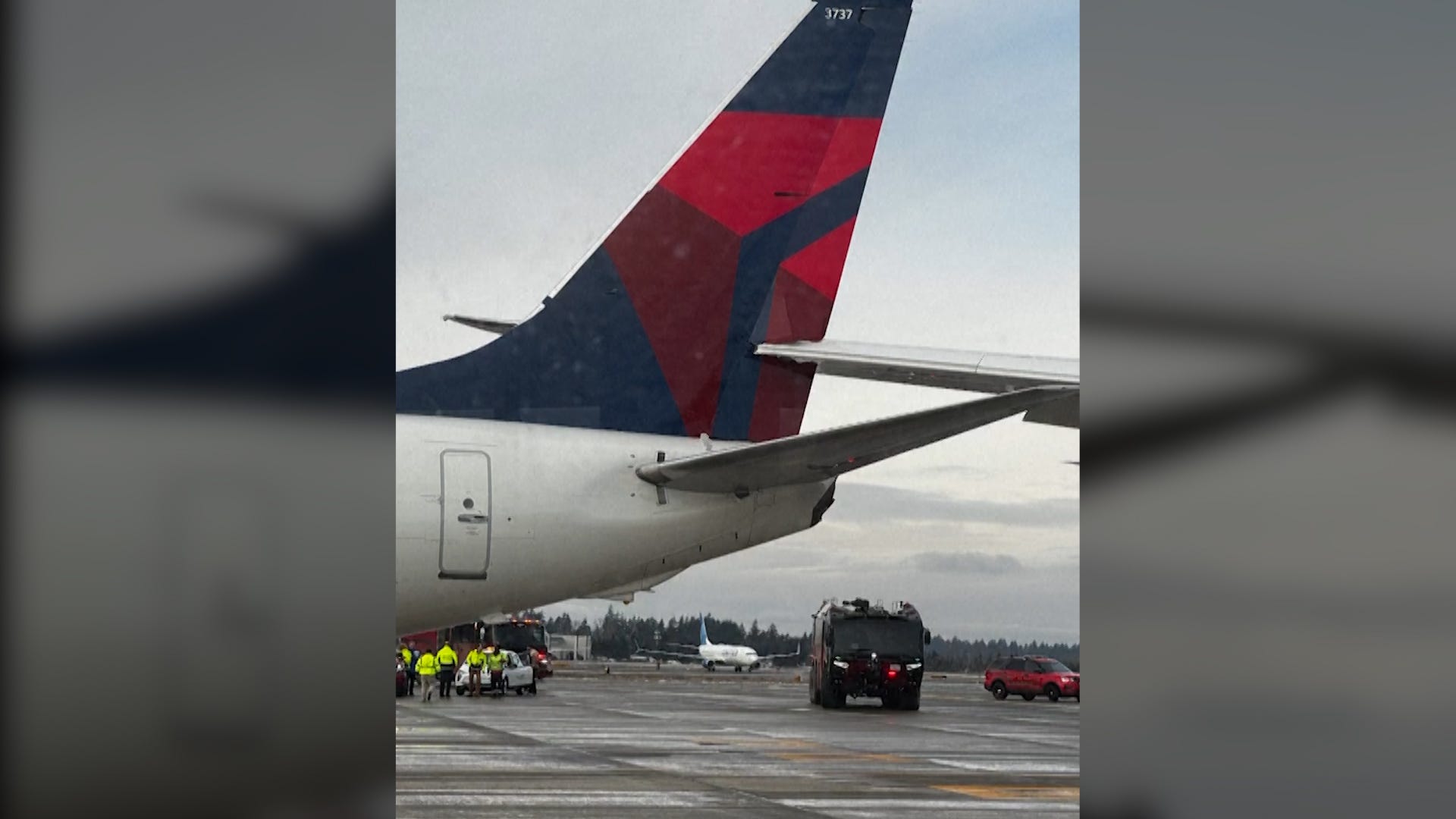 Japan Airlines plane slices tail of parked Delta Air Lines plane: See video