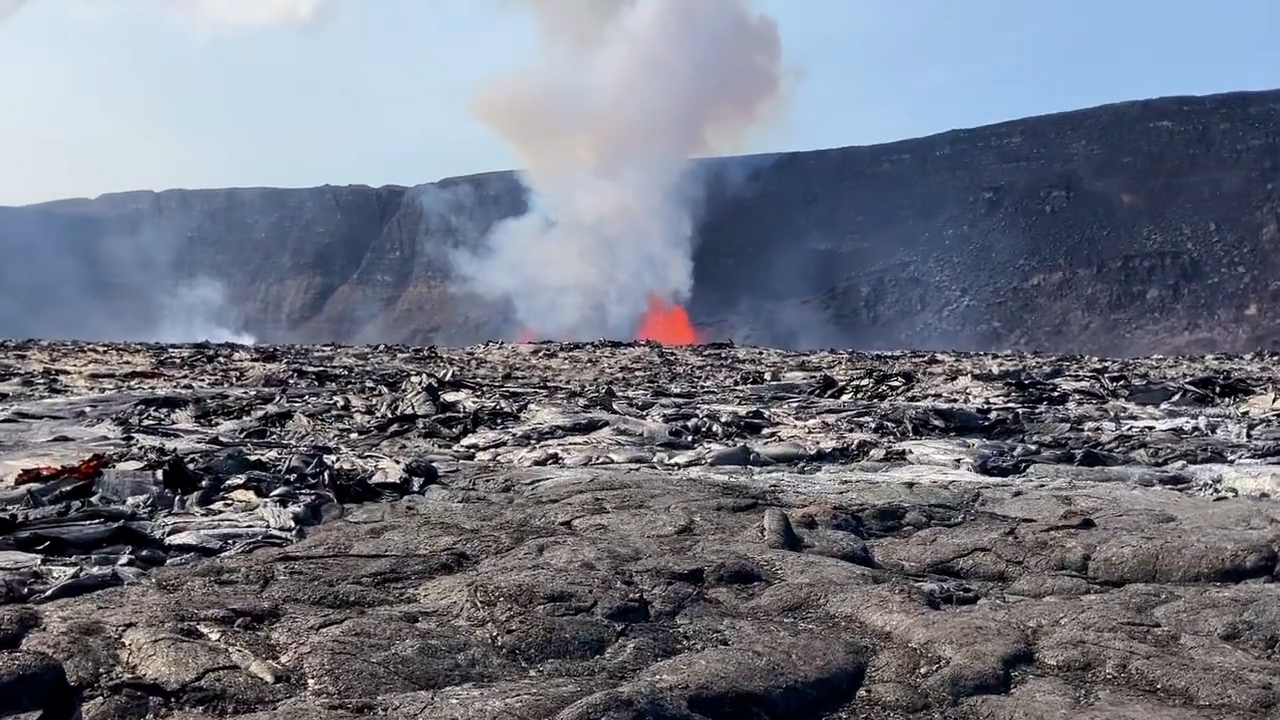 RAW VIDEO: Spectacular Footage Shows Latest Phase Of Kīlauea Eruption 1/2