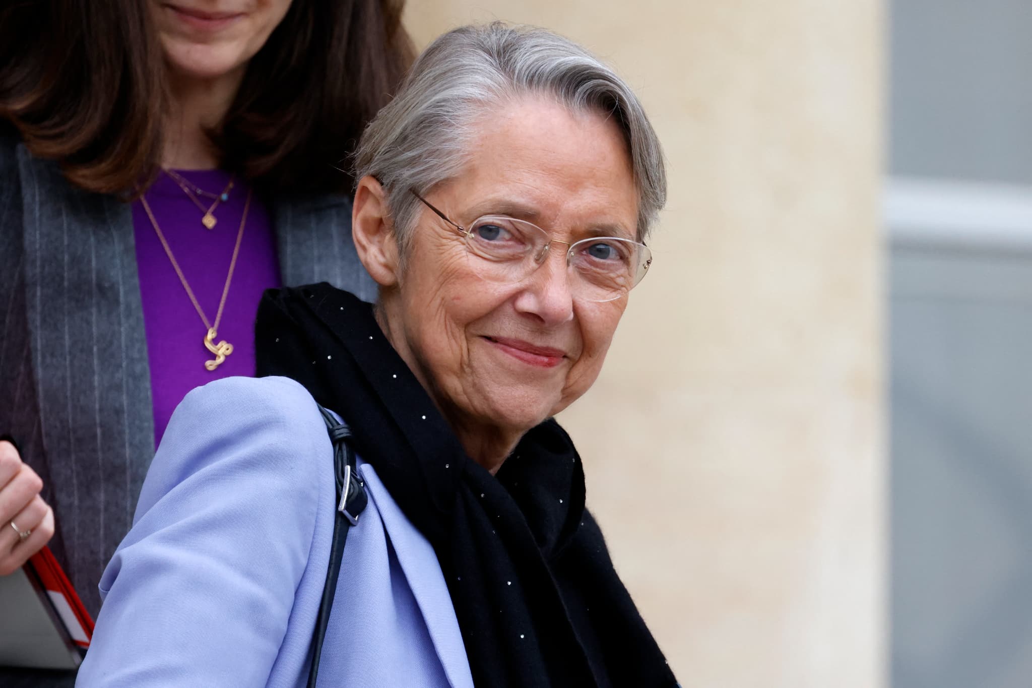 Élisabeth Borne annonce une formation sur l'IA "dès la rentrée 2025 ...