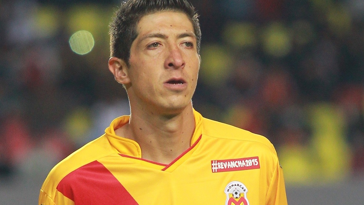 'Pikolín' Palacios, former Pumas UNAM player, shows off his new job off ...