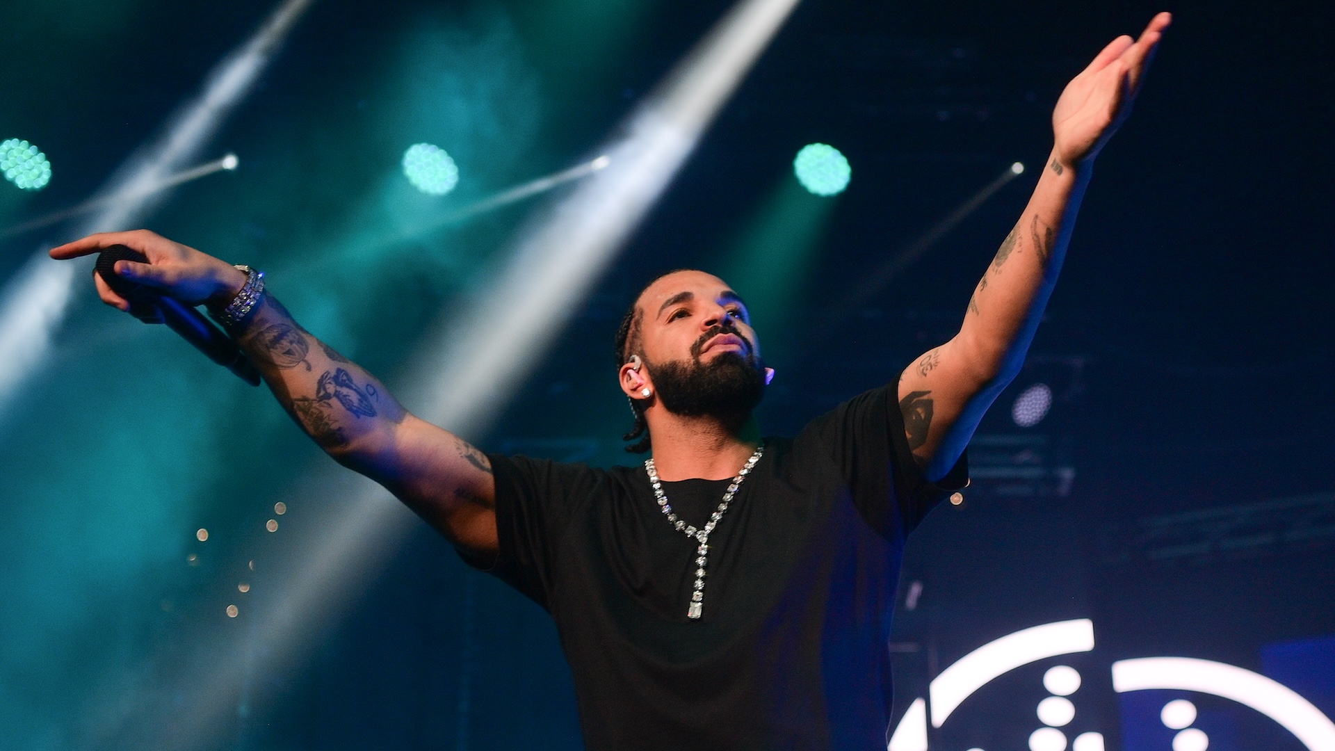 Drake Gifts $40,000 to Fans: ‘Go Wherever You Want in the World'